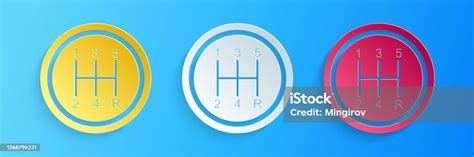 파란색 배경에 격리된 용지 절단 기어 시프터 아이콘 전송 아이콘입니다 종이 아트 스타일 벡터 종이접기에 대한 스톡 벡터 아트 및