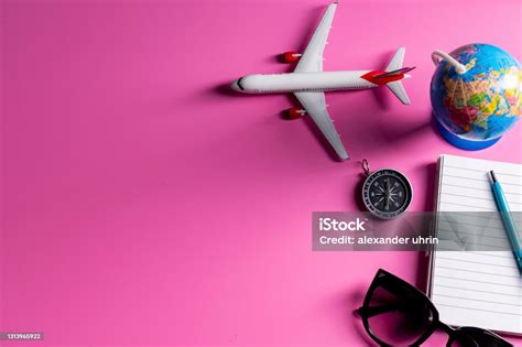 여름 주말 여행 휴가 액세서리 비행기 여권 카메라 전화 상단 보기 플랫 핑크 파스텔 배경에 누워 공간을 복사합니다 여행 컨셉 위쪽 보기 0명에 대한 스톡 사진 및 기타