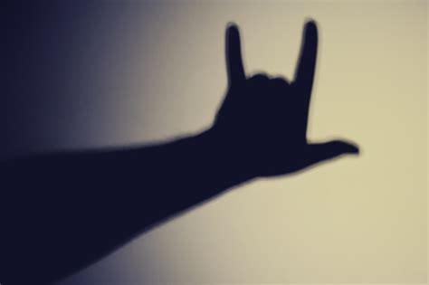 하얀 벽에 손전등의 야간 조명에서 손의 그림자 램프의 빛에서 손을 댈 남자의 어두운 실루엣 Performing Arts Event에 대한 스톡 사진 및 기타 이미지 Istock