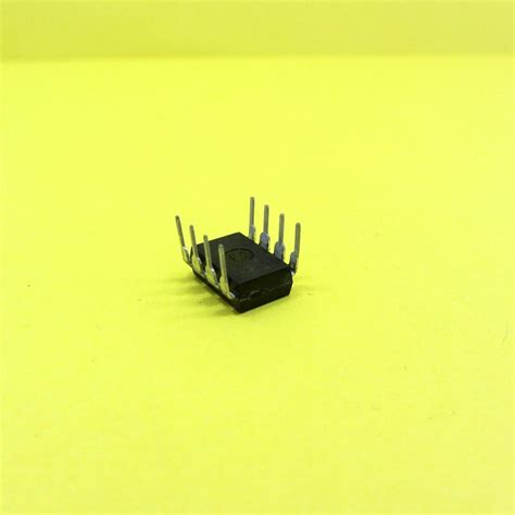 Ic Integrated Circuit Memory 24c01 Atmel 2 Wire Serial Eeprom 1k 128 X