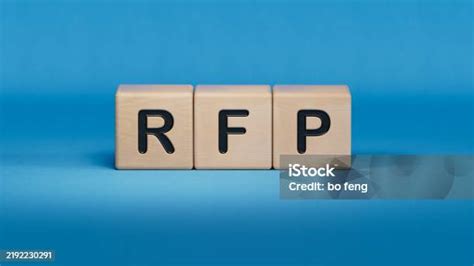 나무로 되는 성분 파란 배경에 연출 사업 Concept3d Cubesclose에 편지 Rfpthe 비문을 가진 3개의 나무로 되는 입방체 0명에 대한 스톡 사진 및 기타