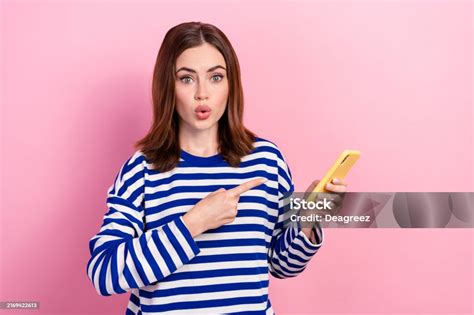 놀란 귀여운 아가씨 중독 된 사용자 착용 선원 인쇄 세련된 옷 빈 공간 장치 상점 절연 핑크 색상 배경 20 24세에 대한 스톡 사진 및 기타 이미지 Istock