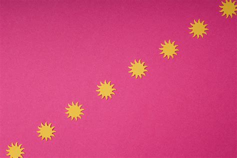 Copy Space 공예 관념적인 그래픽 기하학적 노란 태양 노란색 다채로운 대담한 색상 대칭의 디자인 레이아웃 모양 미니멀리스트 밝은 배경