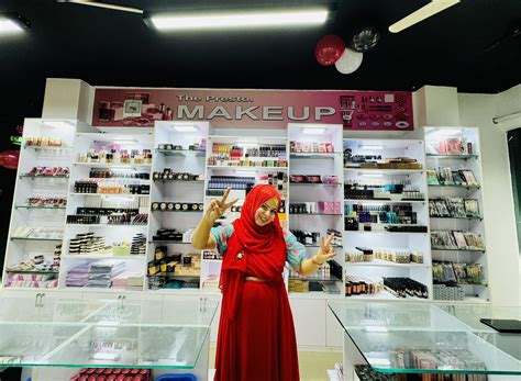 আপন ভৃবন ক্লান্ত পথিক এ চোখ যখন স্মৃতির পাতায় চায় কত আলো জ্বলছিল হেতা