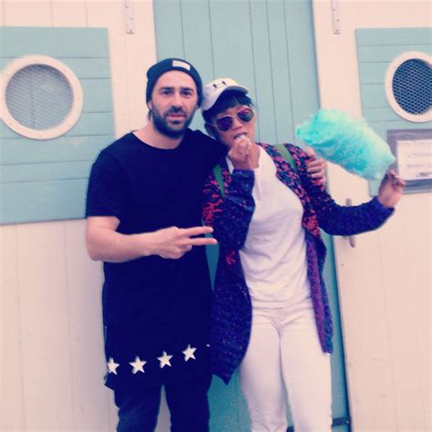 Gjon Karrica NË Fotografi Me RihannËn Privé Faqja Zyrtare