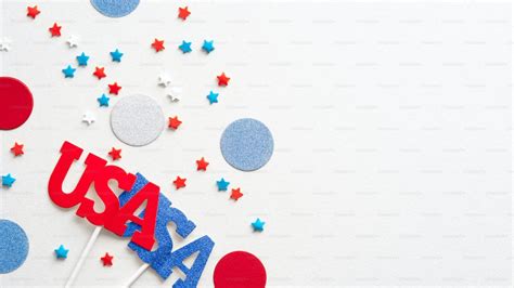 해피 콜럼버스 데이 개념입니다 흰색 테이블에 미국 장식과 색종이 플랫 레이 평면도 사진 Unsplash의 색종이 조각 이미지