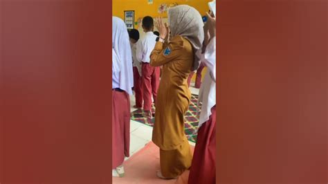 Buk Guru Pns Cantik Menangis Acara Perpisahan Youtube
