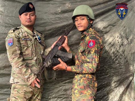 တပ်မ ၄၄ လက်အောက်ခံ ခမရ ၂ မှ တပ်သားဟိန်းဇော်ဦး လက်နက် အပြည့် အစုံ ဖြင့