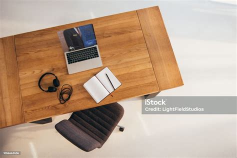 스크린 헤드폰에 의해 근처 사무실의 자 나무 테이블에 노트북 예약 글자와 노트북의 상위 뷰 0명에 대한 스톡 사진 및 기타 이미지 Istock