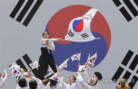 제77주년 광복절 경축식 개최위대한 국민 되찾은 자유 나무뉴스