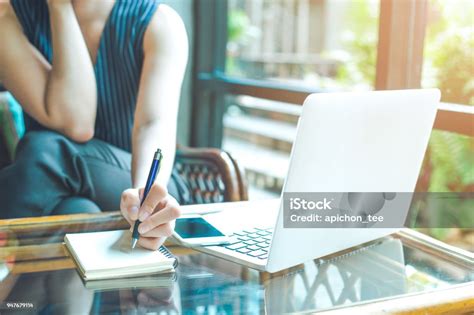 비즈니스 여자 손 펜으로 메모장에 작성 하 고 사무실에서 랩톱 컴퓨터를 사용 하 여 일함에 대한 스톡 사진 및 기타 이미지 일함 개념 공부 Istock
