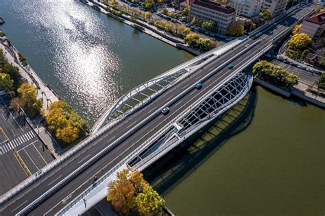 태양 광선 아래 빛나는 물이 있는 강 위의 고속도로 다리의 공중 촬영 0명에 대한 스톡 사진 및 기타 이미지 0명 강 건축물 Istock