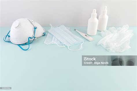 코로나 바이러스 예방 의료 일회용 마스크 호흡보호구 손 소독제 다양한 바이러스로부터 보호하기 위해 온도계 0명에 대한 스톡 사진 및 기타 이미지 Istock