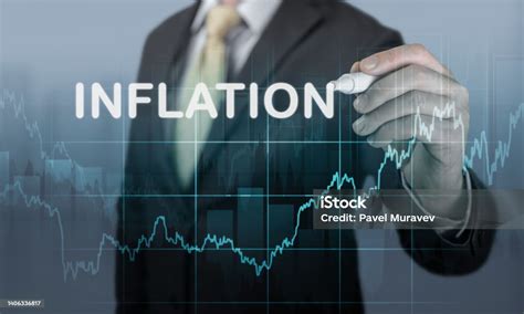 사업가는 인플레이션율 상승 그래프의 배경에 대한 단어 인플레이션을 씁니다 2023 2022 년 인플레이션 하이퍼인플레이션 달러 스태그플레이션 2022년에 대한 스톡 사진 및