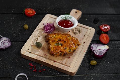 레스토랑 메뉴 소스와 허브를 곁들인 스테이크 아름다운 프리젠 테이션 검은 색 배경에 제공 0명에 대한 스톡 사진 및 기타 이미지 Istock