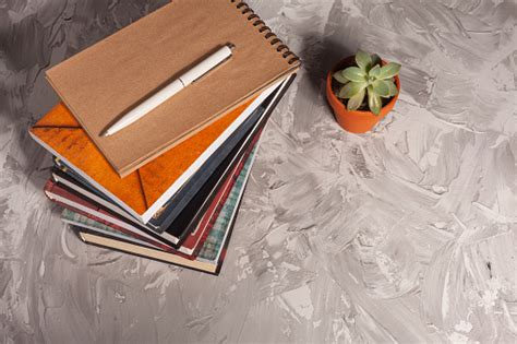 다채로운 책의 스택 책 더미에 오픈 북 교육의 개념 국제 도서의 날 성공 책 테이블에 하드 백 다채로운 책 교육 비즈니스 개념 0명에 대한 스톡 사진 및 기타 이미지