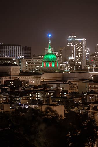 밤 및 스카이 라인 크리스마스 색상 레드와 그린에 샌 프란 시스 코 시티 홀 다운 타운 샌프란시스코 캘리포니아에 대한 스톡 사진