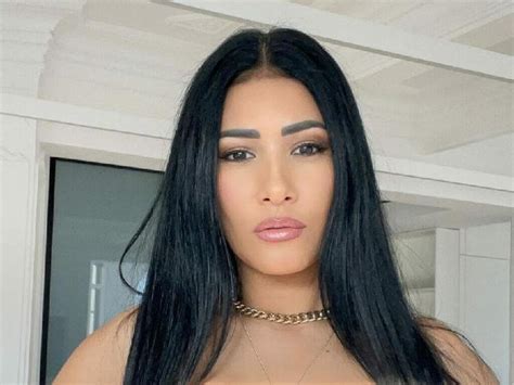 Simaria Mendes Posa De Biquíni Na Piscina E Avisa Em Paz Famosos