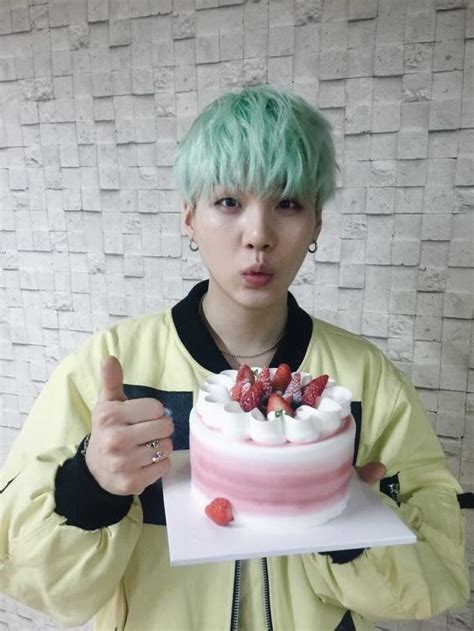 Bts Community Posts 생일 축하합니다~ 생일 축하합니다~ 사랑하는 윤기 씨~~~~ 생일 축하합니다 사랑해요~