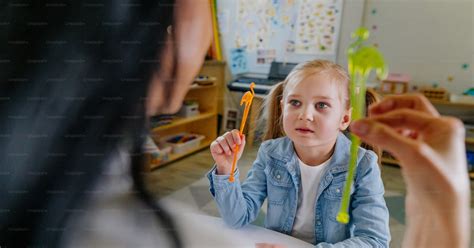 언어 치료사 세션에 소녀 유치원에서의 언어 발달에 관한 수업 사진 Unsplash의 언어들 이미지