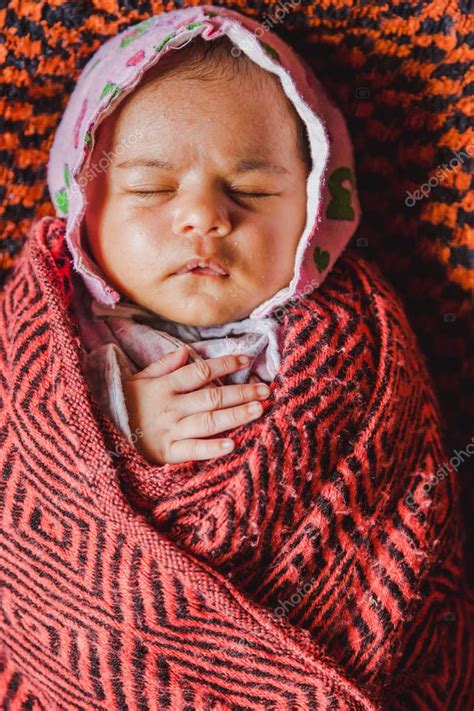 Retrato De Cerca De Un Hermoso Bebé Recién Nacido Dormido Bebé Asiático