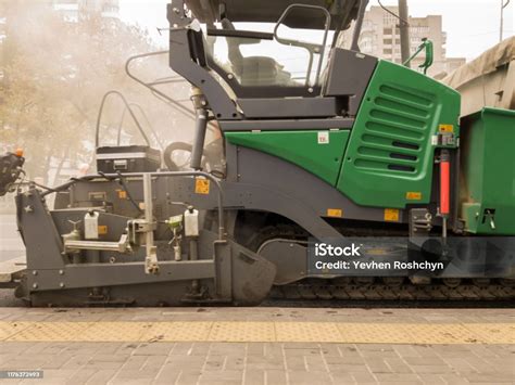 추적 된 포장기 건설 현장에 신선한 아스팔트를 누워 산업 포장 트럭 아스팔트 도로 질감에 새로운 아스팔트 아스팔트의 누워트랙터 도로 작품 바닥 아스팔트 누워 가을에 대한