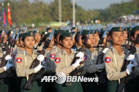 미얀마 독립 67주년 군사 퍼레이드 국방력이다