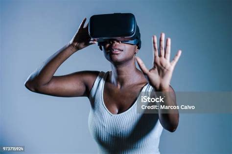 젊은 매력적인 호기심 검은 아프리카 미국 여성 Vr 3d 비전을 입고 고글 즐기는 놀라운 경험 재생 하 고 격리 된 배경에 가상 현실 비디오 게임에 있는 재미 3차원 형태에