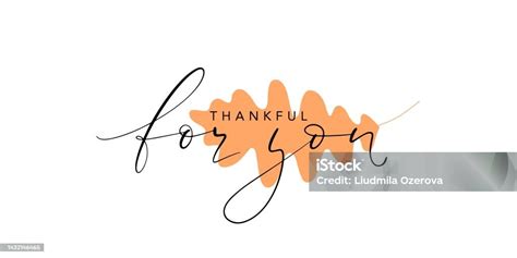 오렌지 오크 Awtumn 잎과 우아한 얇은 스크립트 레터링에 감사드립니다 카드 포스터 소셜 미디어 게시물 웹 디자인에 대한 비문 벡터 일러스트레이션 11월에 대한 스톡 벡터