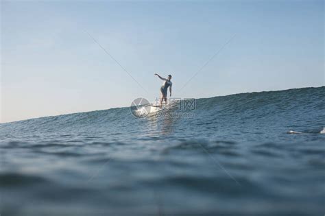 在海洋冲浪板上冲浪的女人高清图片下载 正版图片503508180 摄图网