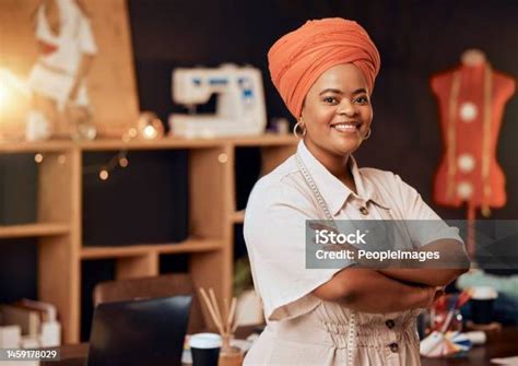 패션 디자이너 아프리카 또는 흑인 여성이 워크숍 스튜디오에서 소규모 비즈니스 스타트업 창의적인 경력 또는 섬유 산업을 위한 초상화를 가지고 있다 자랑스러운 여성의 직물 제조