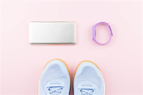 여자 운동 화 파스텔 핑크 배경에 피트 니스 추적기 스포츠 패션 개념입니다 평면 배치 스마트시계에 대한 스톡 사진 및 기타 이미지 스마트시계 스포츠 0명 Istock