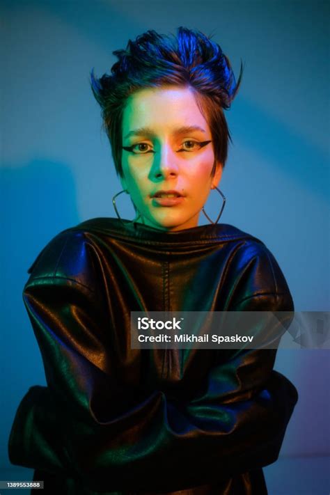 짧은 머리를 올린 감정적 인 젊은 아름다운 여성의 세련된 초상화 다채로운 유행 네온 빛 파란색 노란색 녹색 18 19세에 대한 스톡 사진 및 기타 이미지 Istock