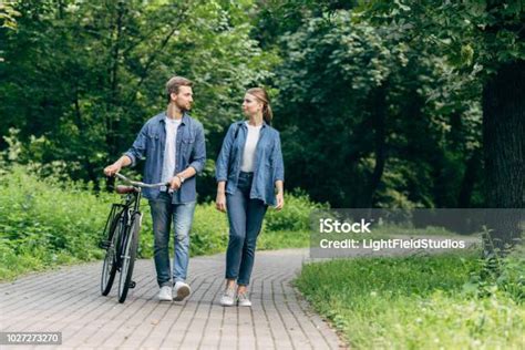 아름 다운 젊은 커플 빈티지 자전거와 함께 공원으로 산책 하 고 서로 보고 감정에 대한 스톡 사진 및 기타 이미지 감정 거리 남자 Istock
