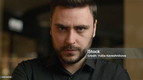 화가 난 백인 남성 사업가 성인 사업가 심각 불행한 남자 불만족스러운 얼굴 표정 불쾌한 얼굴 감정 짜증난 고용주 임원 30 대 밀레니엄 남자 사무실 실내 감독에 대한 스톡