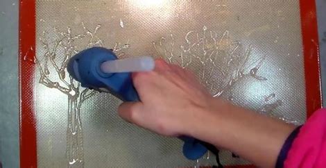 Έβαλε Ζεστή Κόλλα Σε Μια Λαδόκολλα Και Περίμενε Να Στεγνώσει Αυτό Που Έφτιαξε Εκπληκτικό ΒΙΝΤΕΟ