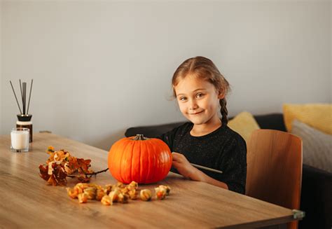 할로윈을위한 방에서 호박을 장식하는 어린 소녀 아이들은 집을 장식합니다 아이들은 호박을 조각합니다 으스스한 할로윈 재미 10월에 대한 스톡 사진 및 기타 이미지 Istock