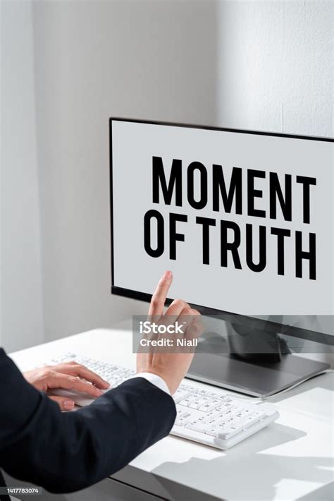 손 쓰기 기호 진실의 순간 결정을 내릴 시간을 의미하는 개념 중요한 상황의 클라이막스 네 개의 메모가 테이프가있는 책상 위의 중요한 메시지와 함께 벽에 붙어 있습니다 35