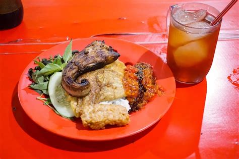 Premium Photo Sego Sambel Surabaya Iwak Pe Is A Legendary Culinary