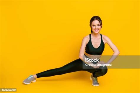 전체 길이의 몸 크기 보기 그녀의 좋은 매력적인 쾌활한 강한 소녀 하 고 운동 훈련 고립 된 밝은 노란색 색상 배경 갈색 머리에 대한 스톡 사진 및 기타 이미지 Istock