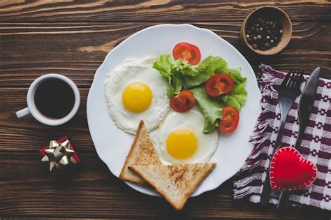 Café Y Huevos Fritos Para El Desayuno Foto Premium