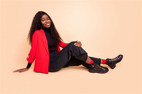 파스텔 베이지 색 배경에 고립 된 어두운 피부 숙녀 행복한 기분 앉은 바닥의 전체 길이 프로필 측면 사진 갈색 머리에 대한 스톡 사진 및 기타 이미지 Istock