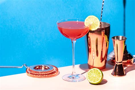 실버 데킬라 자몽과 라임 주스 시럽 이탈리안 레드 비터 리큐어 여름 파란색 밝은 배경 단단한 빛과 그림자를 곁들인 시에스타 알코올 칵테일 음료 칵테일에 대한 스톡 사진 및