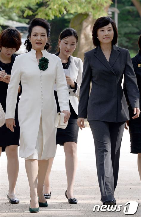 펑리위안 조윤선 정무수석과 창덕궁 나들이 ‘돋보이는 패션센스