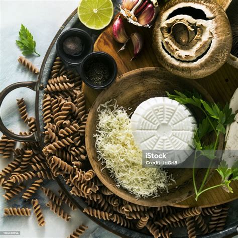 푸에 르 벨로 버섯과 리 코타 치즈를 사용한 반 곡물 Farro 밀가루에서 마블 테이블의 트레이에 글루텐 불포함 요리를 위한