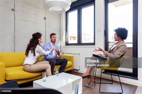 마리아지에 심각한 문제와 심리학자 세션에 부부는 거의 싸움 결별에 대한 스톡 사진 및 기타 이미지 결별 과로 기혼 Istock