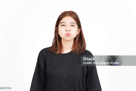 웃긴 얼굴 흰색 배경에 고립된 아름다운 아시아 여성의 공기로 부풀려진 입 볼에 대한 스톡 사진 및 기타 이미지 볼 여자 인물 사진 Istock