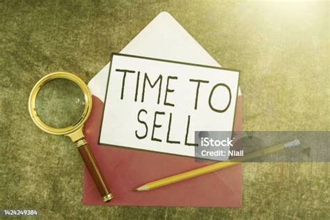 판매 시간을 표시하는 텍스트 캡션입니다 사업 개념 재산을 팔기위한 올바른 순간 사업 수입을 얻기 위해 전략에 대한 스톡 사진 및 기타 이미지 Istock