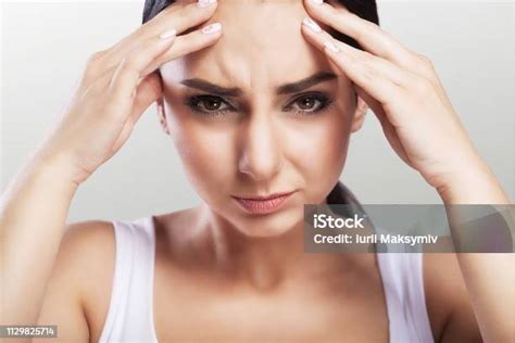 건강 그리고 고통입니다 긴장의 심한 두통을 앓고 피곤 지친 젊은 여자 주요 편두통 압력 및 긴장의 느낌에서에서 고통을 아름 다운 아픈 여자의 초상화 머리에 대한 스톡 사진