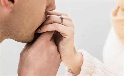 تعبیر خواب بوسیدن دست مرده پدر، مادر یا پدربزرگ و مادربزرگ